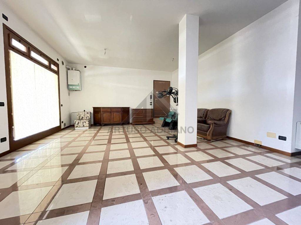 Locale commerciale in Vendita