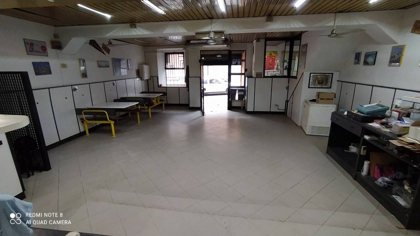 Locale commerciale con laboratorio in Vendita