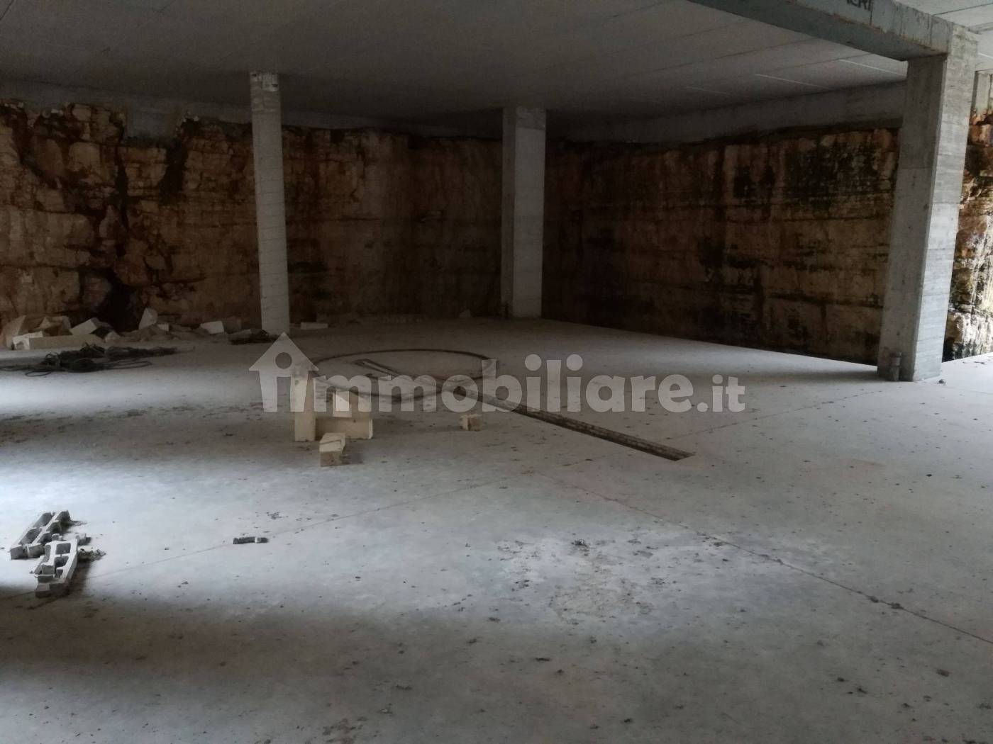 Capannone in Vendita