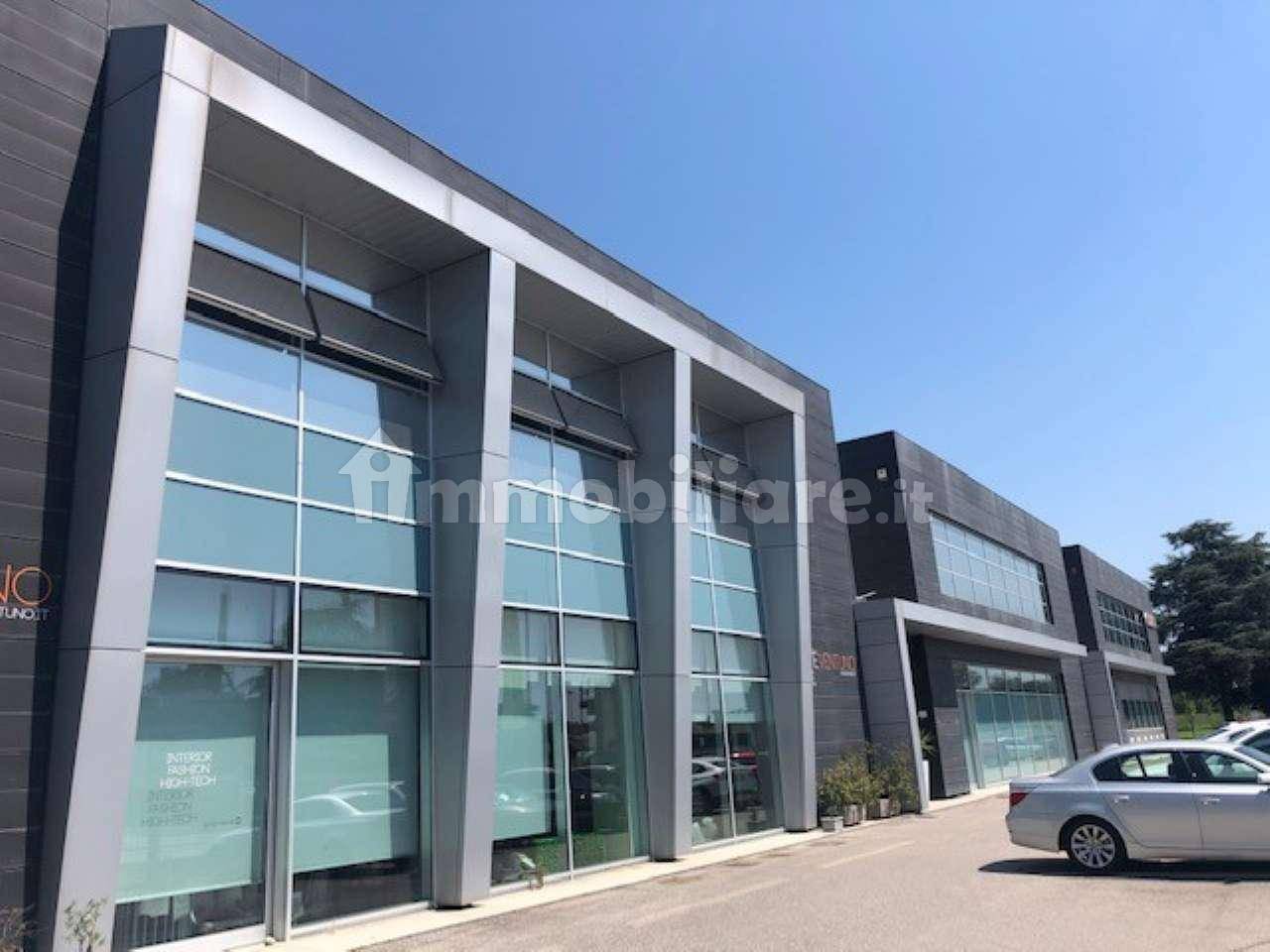 Locale commerciale in Vendita