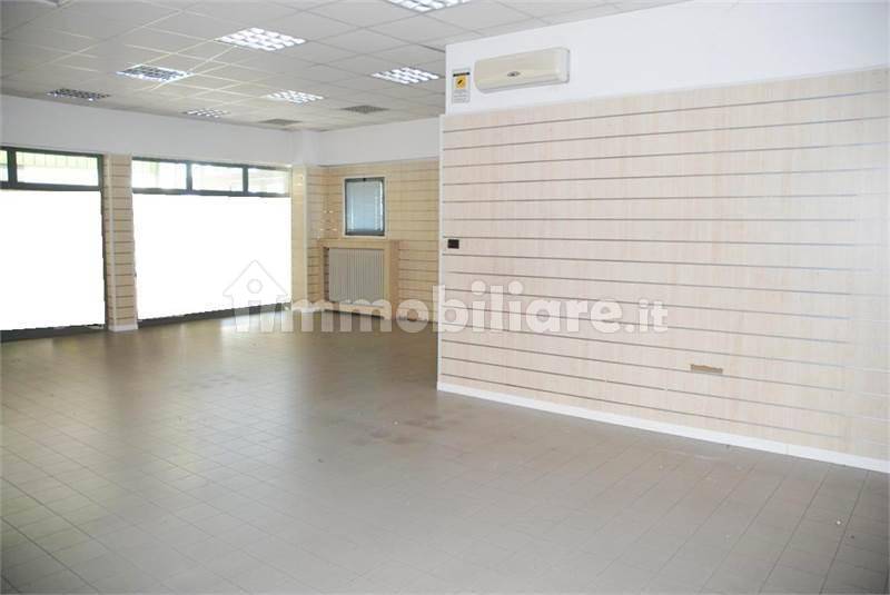 Locale commerciale in Vendita