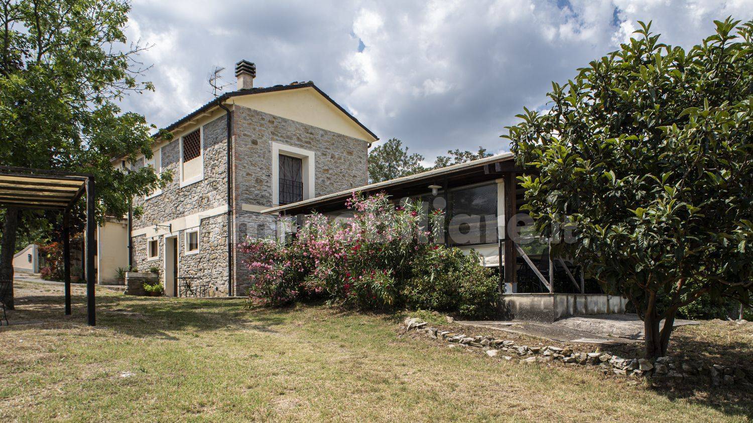 Agriturismo con laboratorio in Vendita