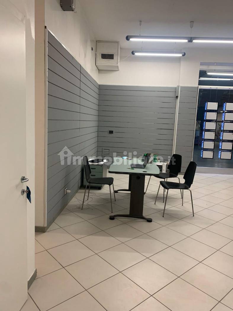 Locale commerciale in Vendita