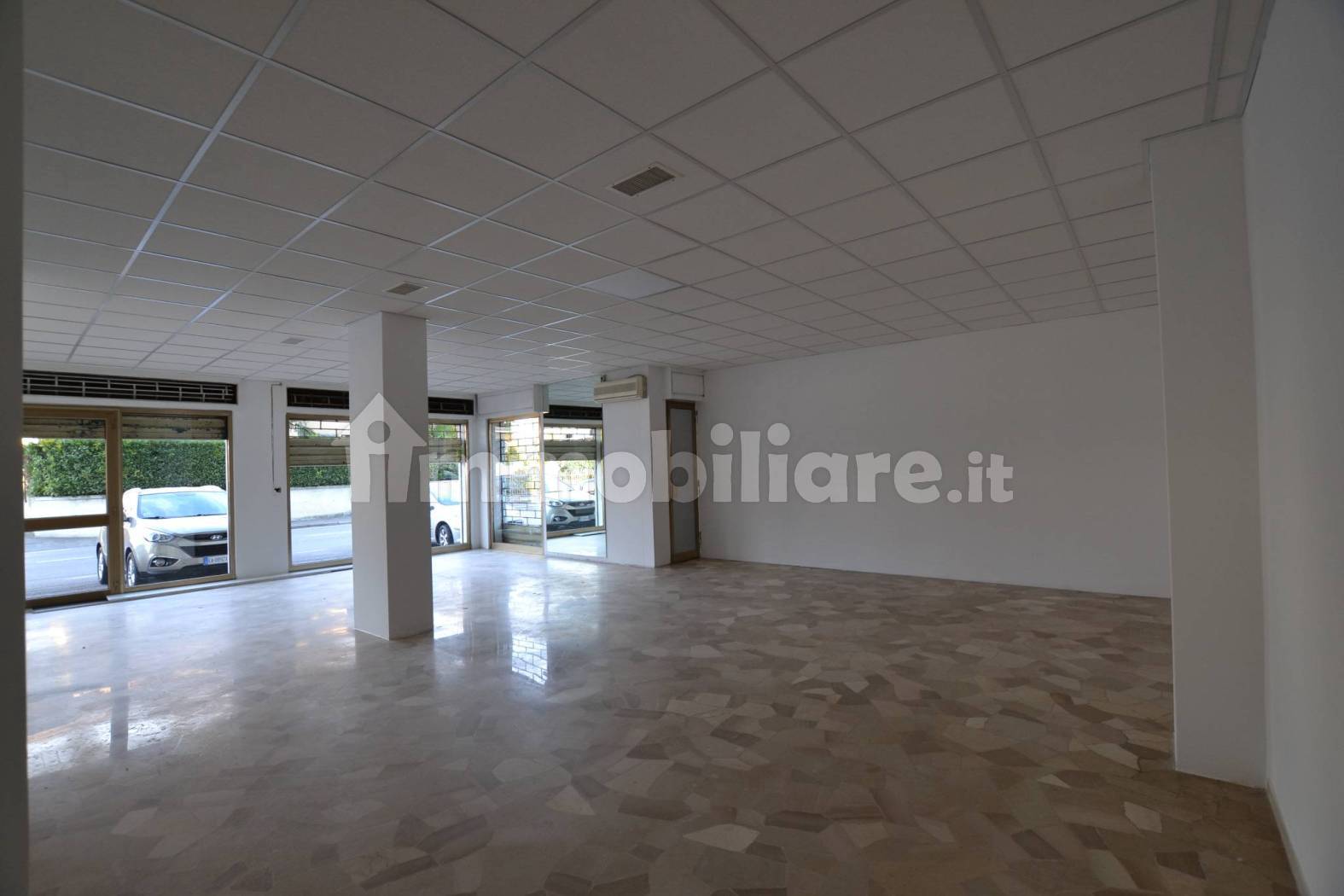 Locale commerciale in Vendita