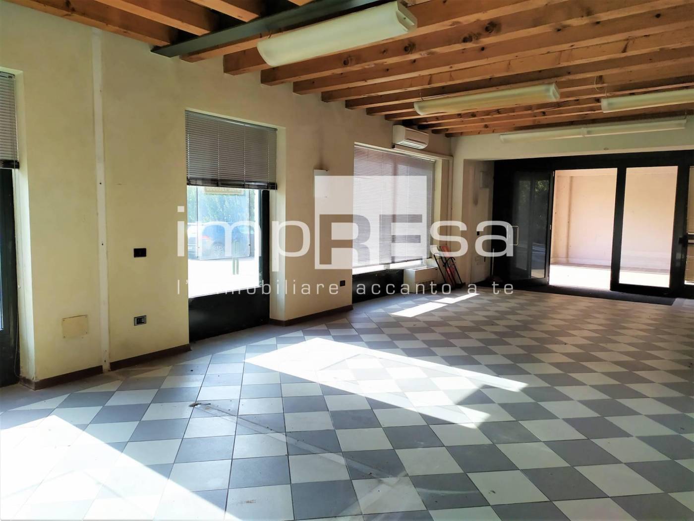 Locale commerciale in Vendita