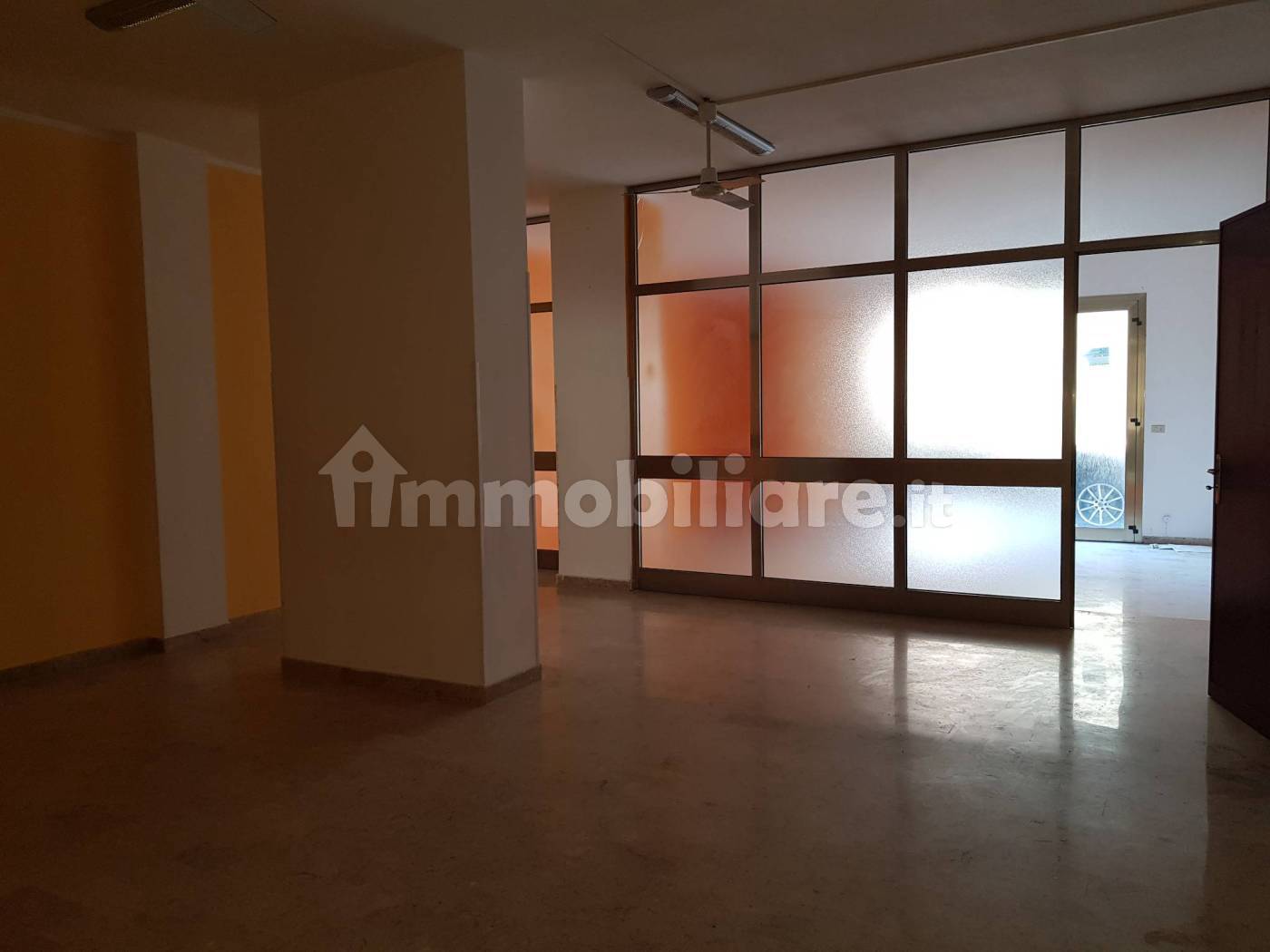 Locale commerciale in Vendita