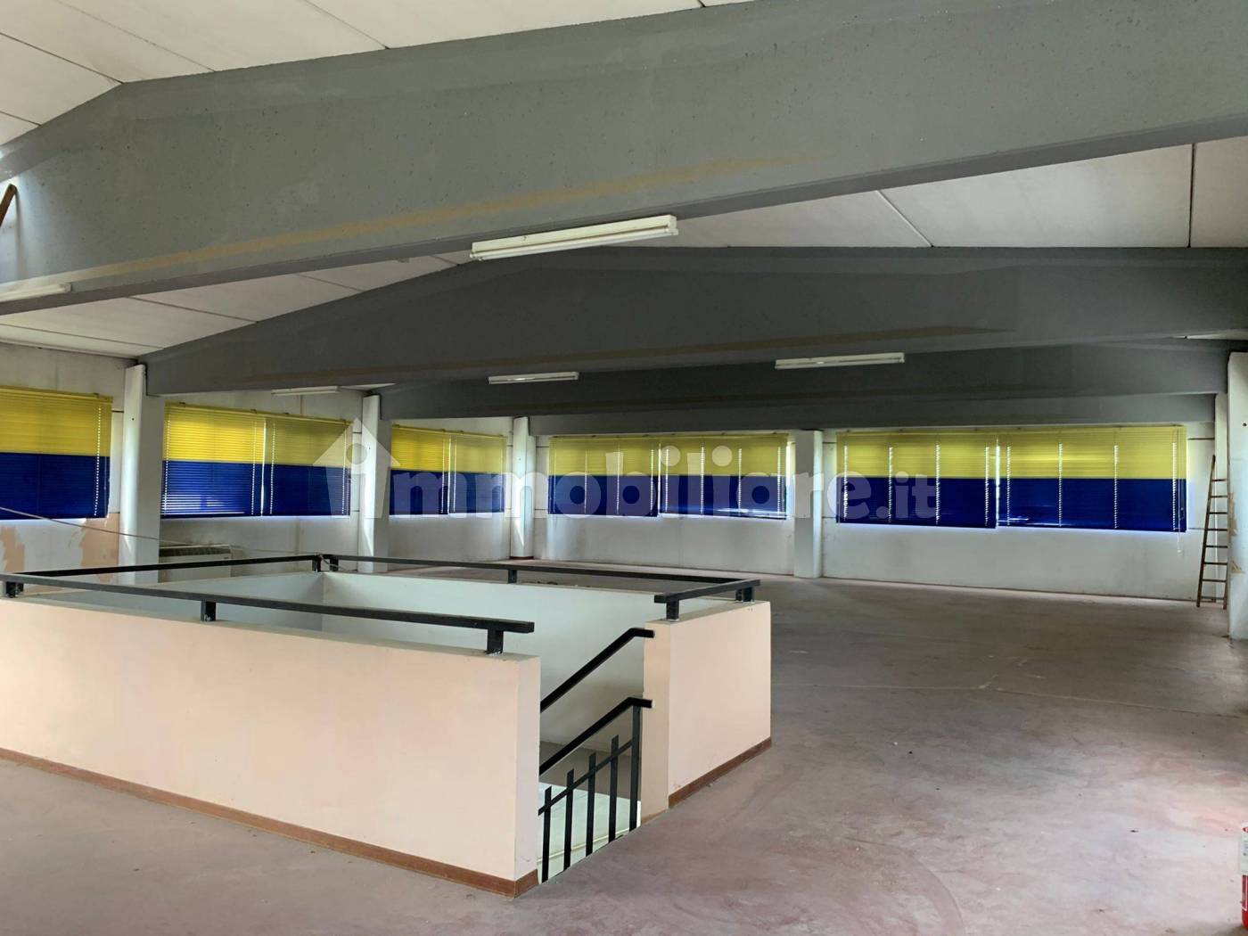 Locale commerciale con laboratorio in Vendita