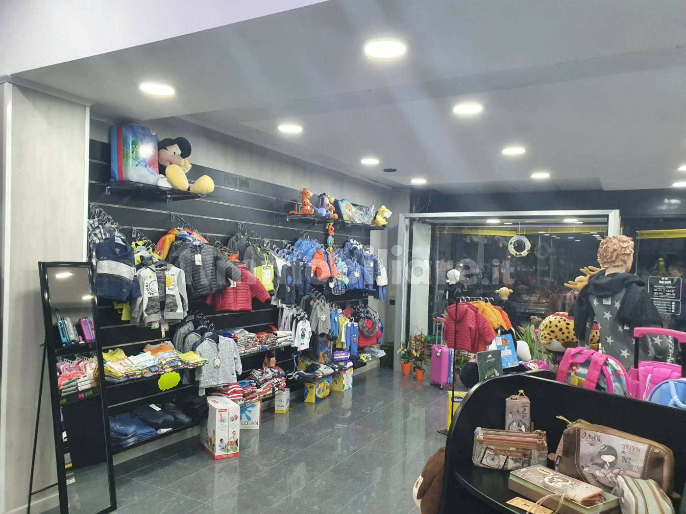 Negozio di abbigliamento in Vendita