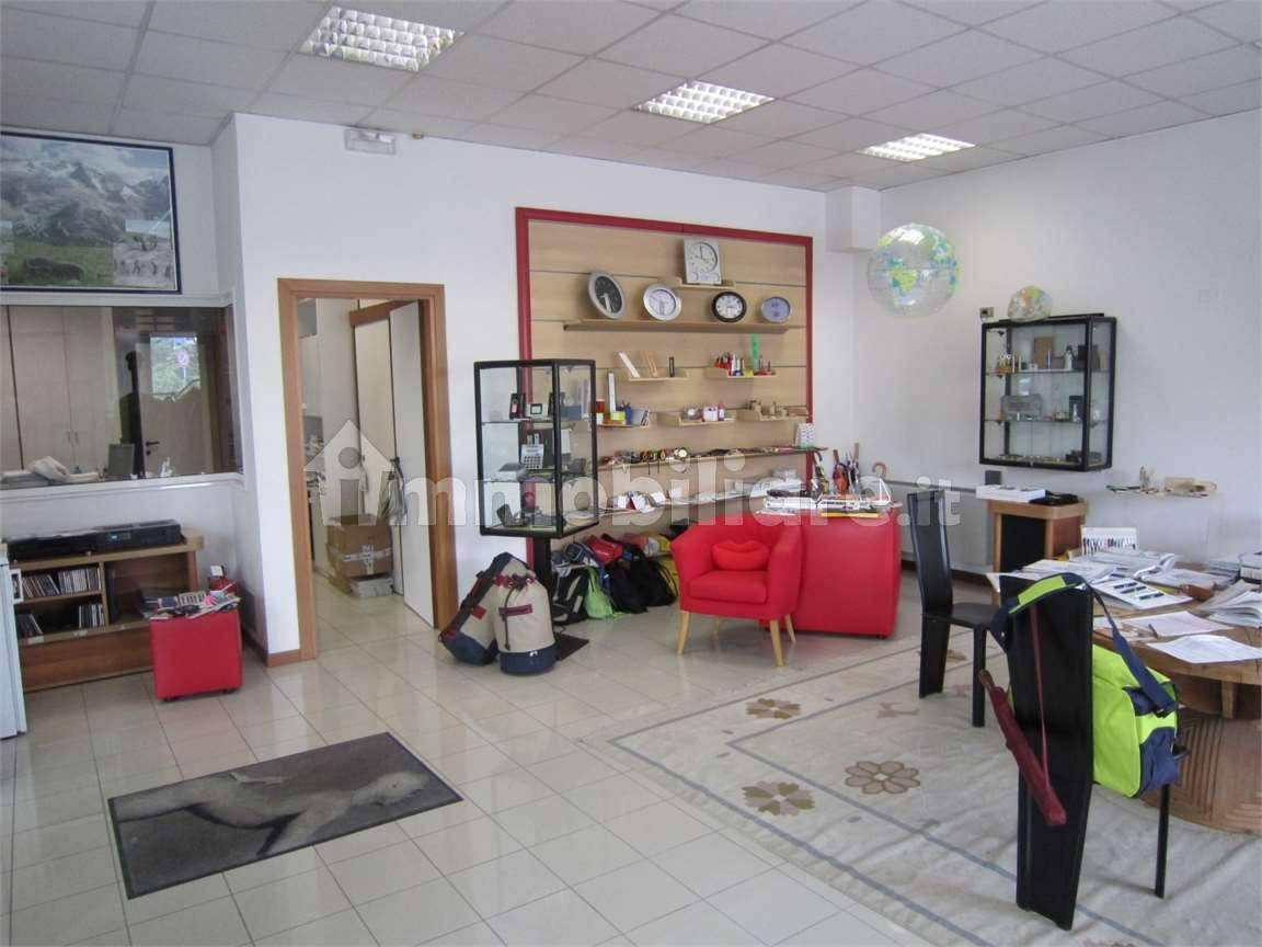 Locale commerciale in Vendita