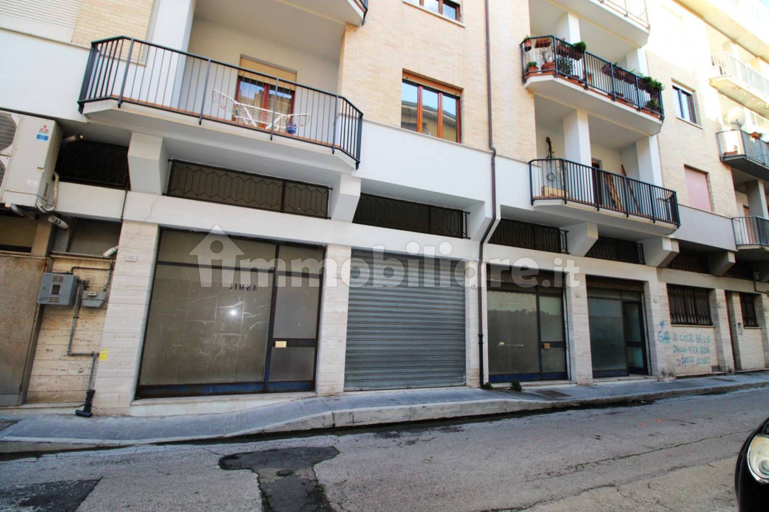 Locale commerciale in Vendita