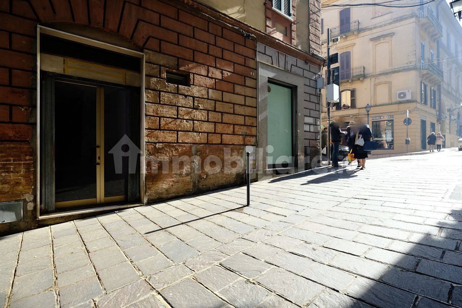 Locale commerciale in Vendita