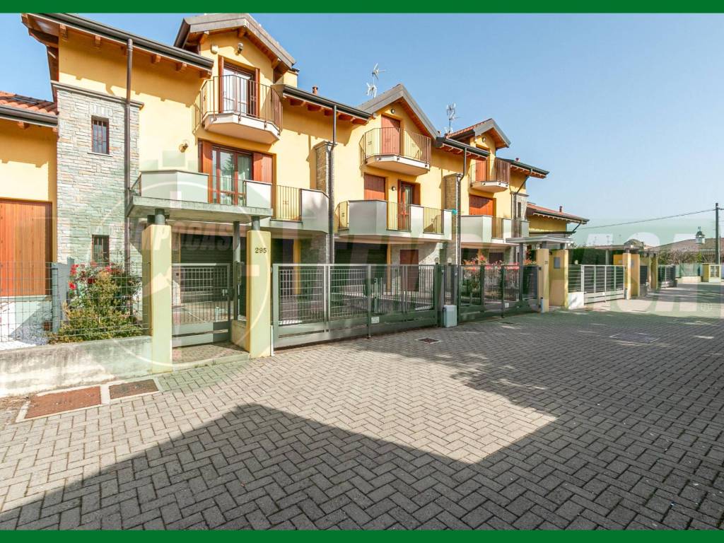 Vendita Villa a schiera in via Leonardo da Vinci Samarate. Buono stato ...
