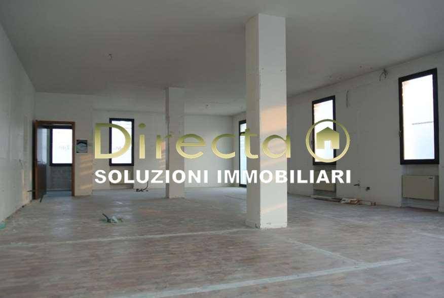 Locale commerciale in Vendita