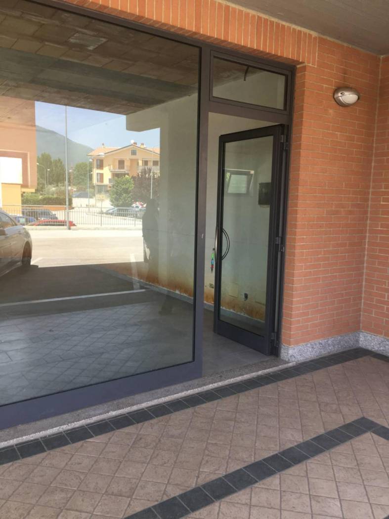 Locale commerciale in Vendita