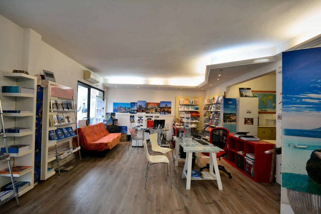 Locale commerciale in Vendita