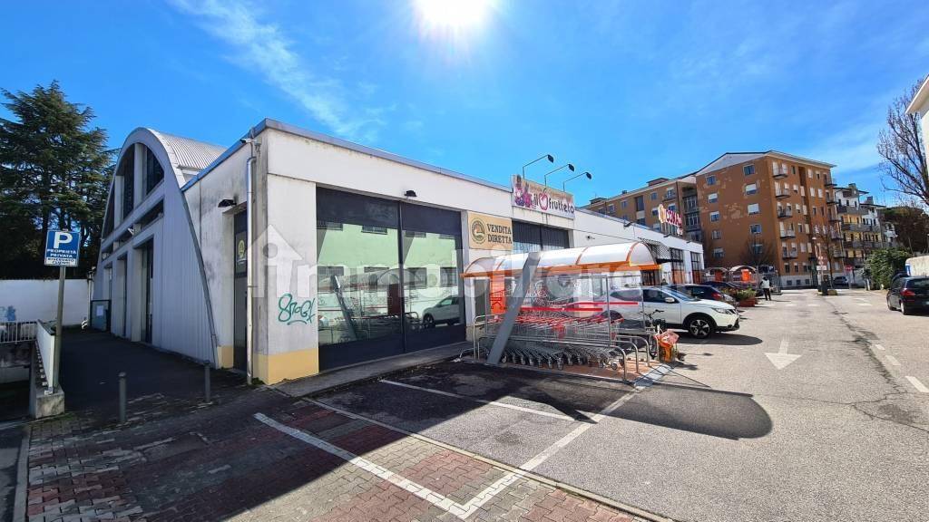Locale commerciale in Vendita