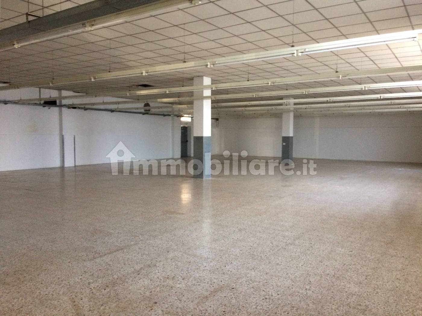 Locale commerciale in Vendita