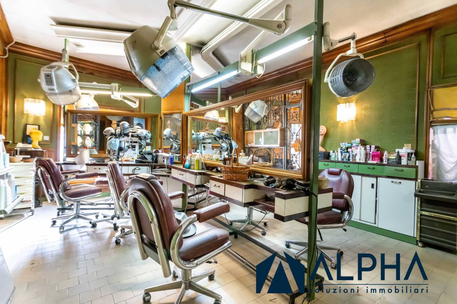 Locale commerciale con laboratorio in Vendita