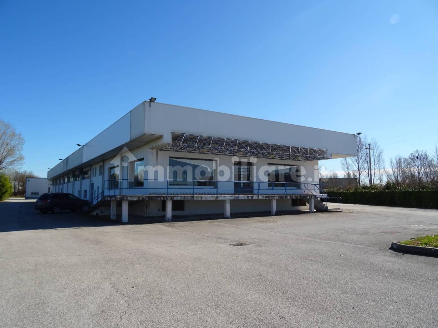 Locale commerciale in Vendita