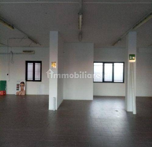 Locale commerciale in Vendita