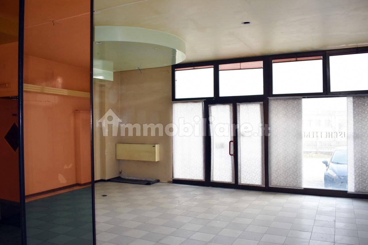 Locale commerciale in Vendita