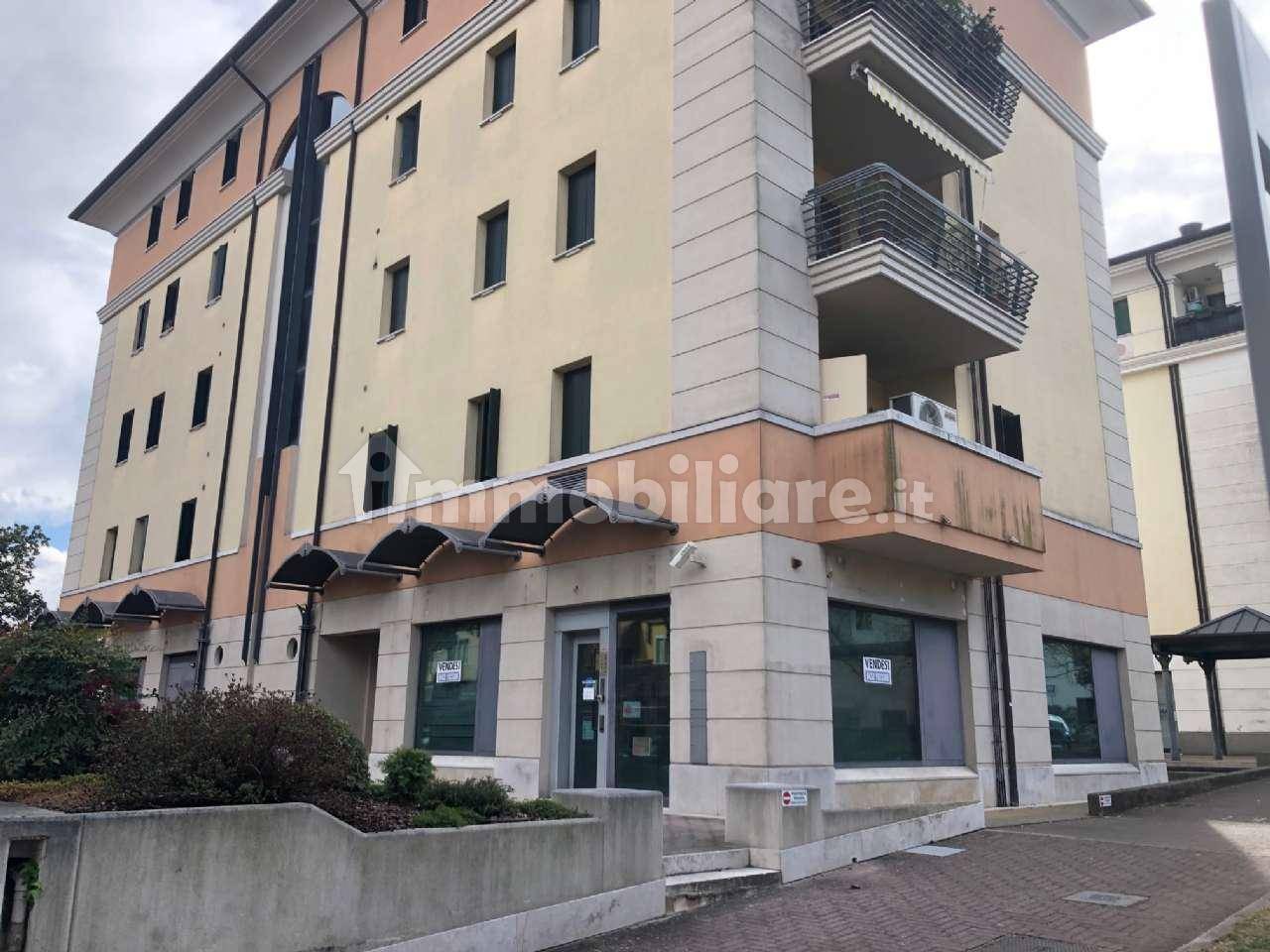 Locale commerciale in Vendita