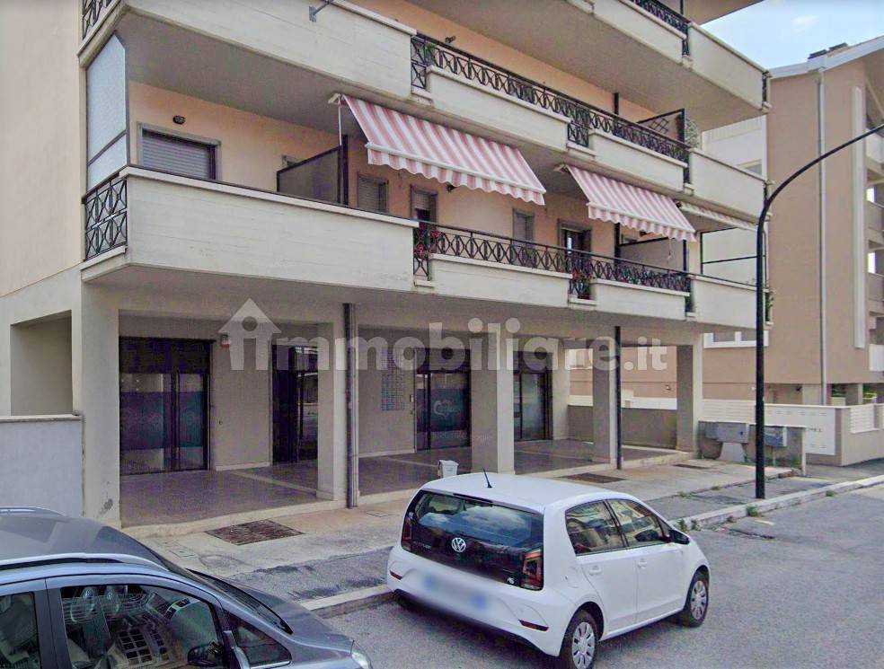 Locale commerciale in Vendita
