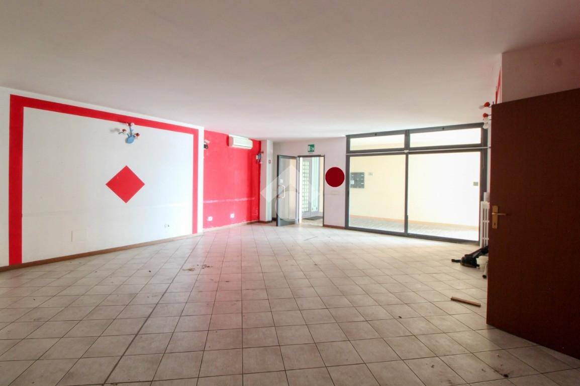 Locale commerciale in Vendita