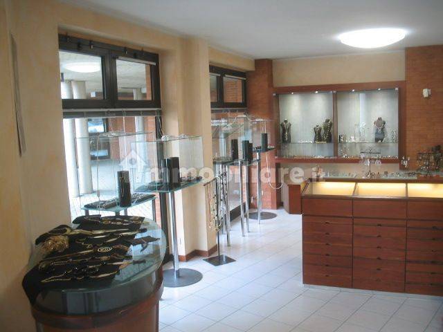 Locale commerciale in Vendita