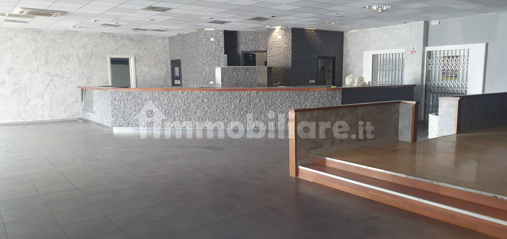 Locale commerciale in Vendita