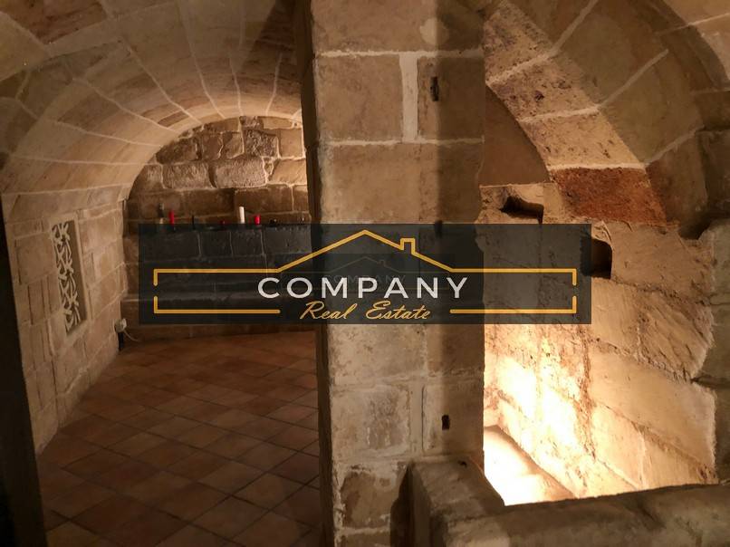 Locale commerciale in Vendita