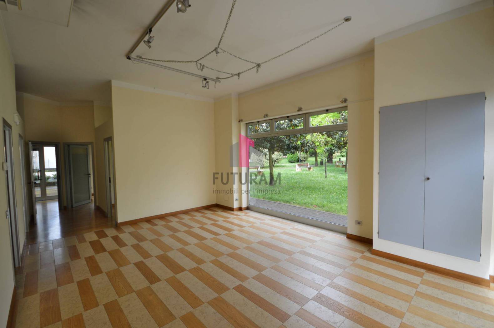 Locale commerciale in Vendita