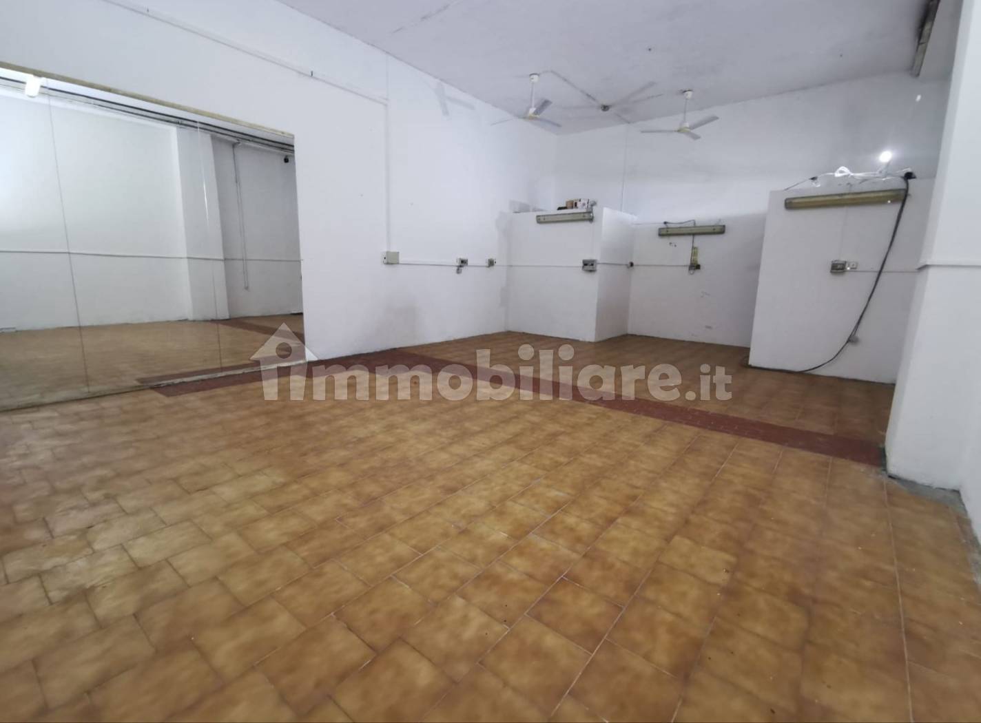 Locale commerciale in Vendita