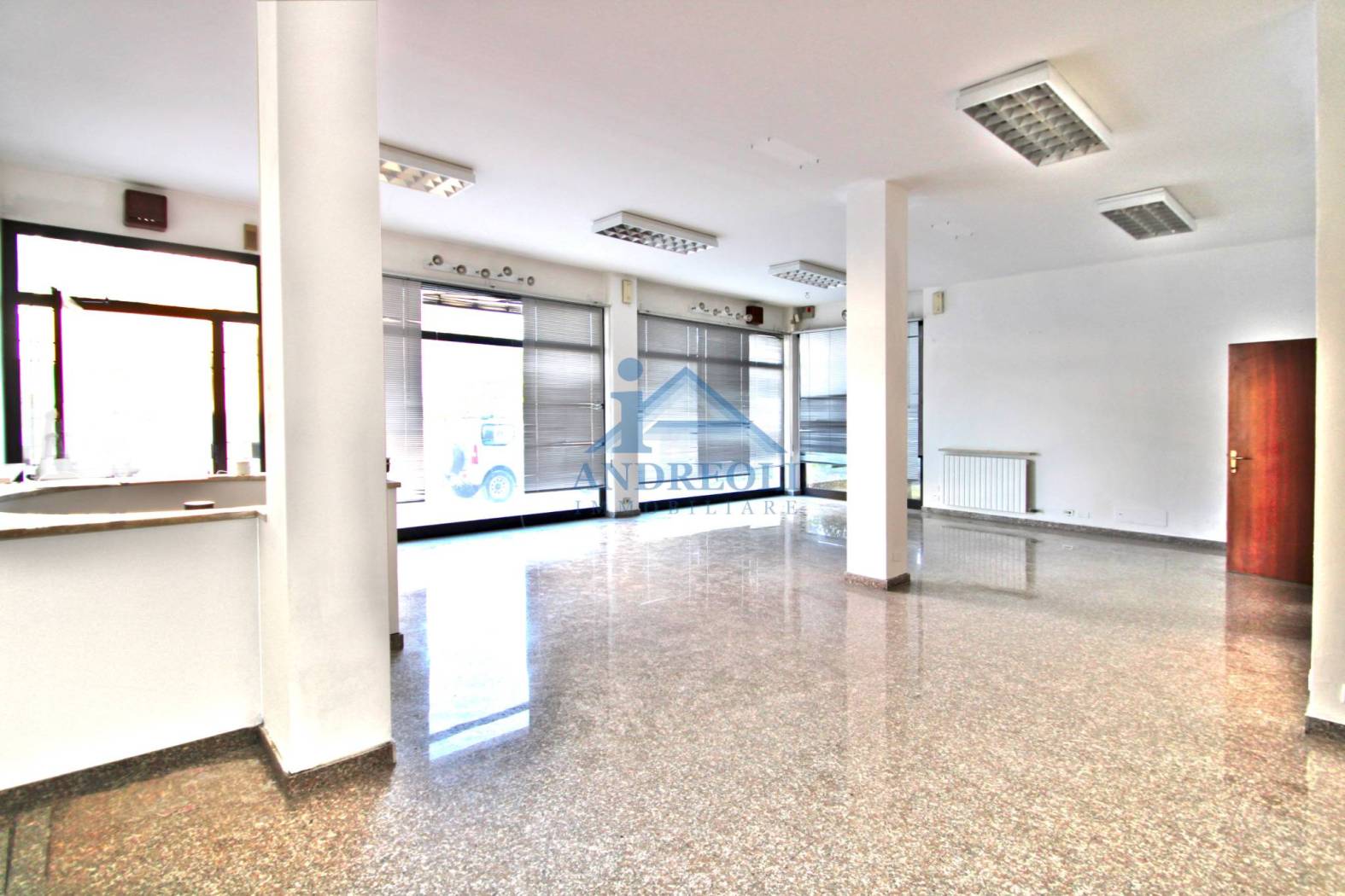 Locale commerciale con laboratorio in Vendita