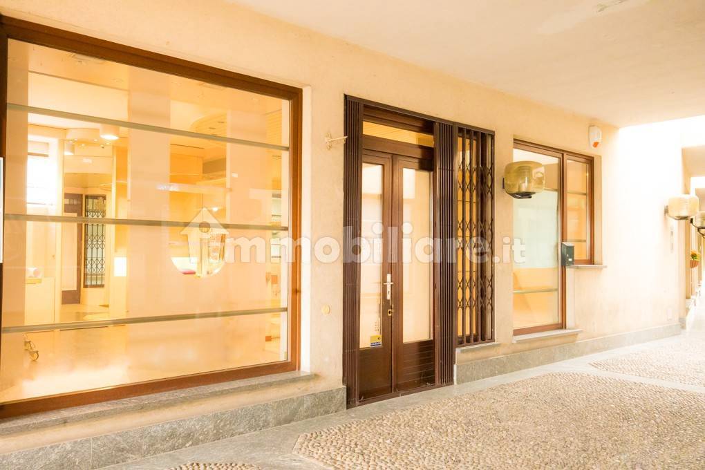 Locale commerciale con laboratorio in Vendita