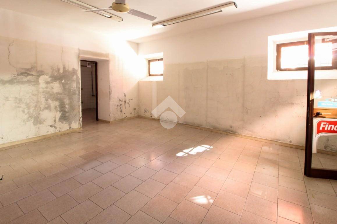 Locale commerciale in Vendita