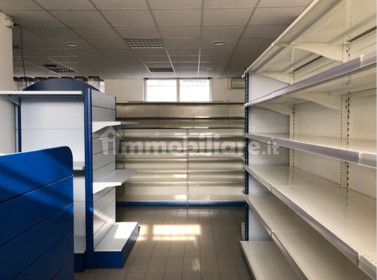 Locale commerciale in Vendita