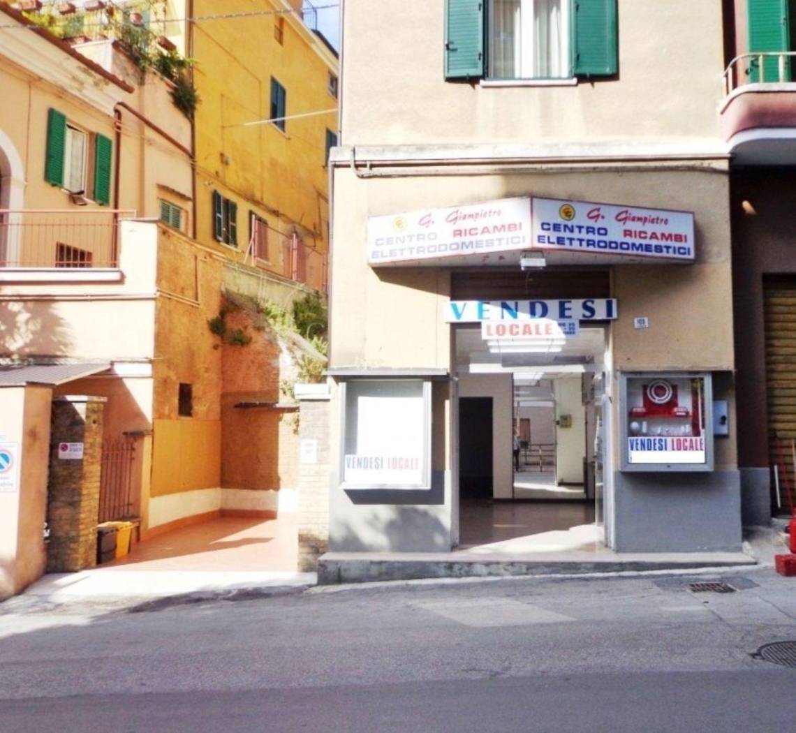 Locale commerciale in Vendita