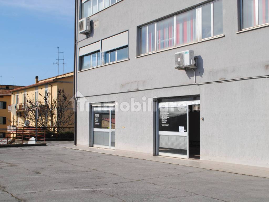 Locale commerciale via Angelo Blasi, Perugia, Rif. 88665411 ...