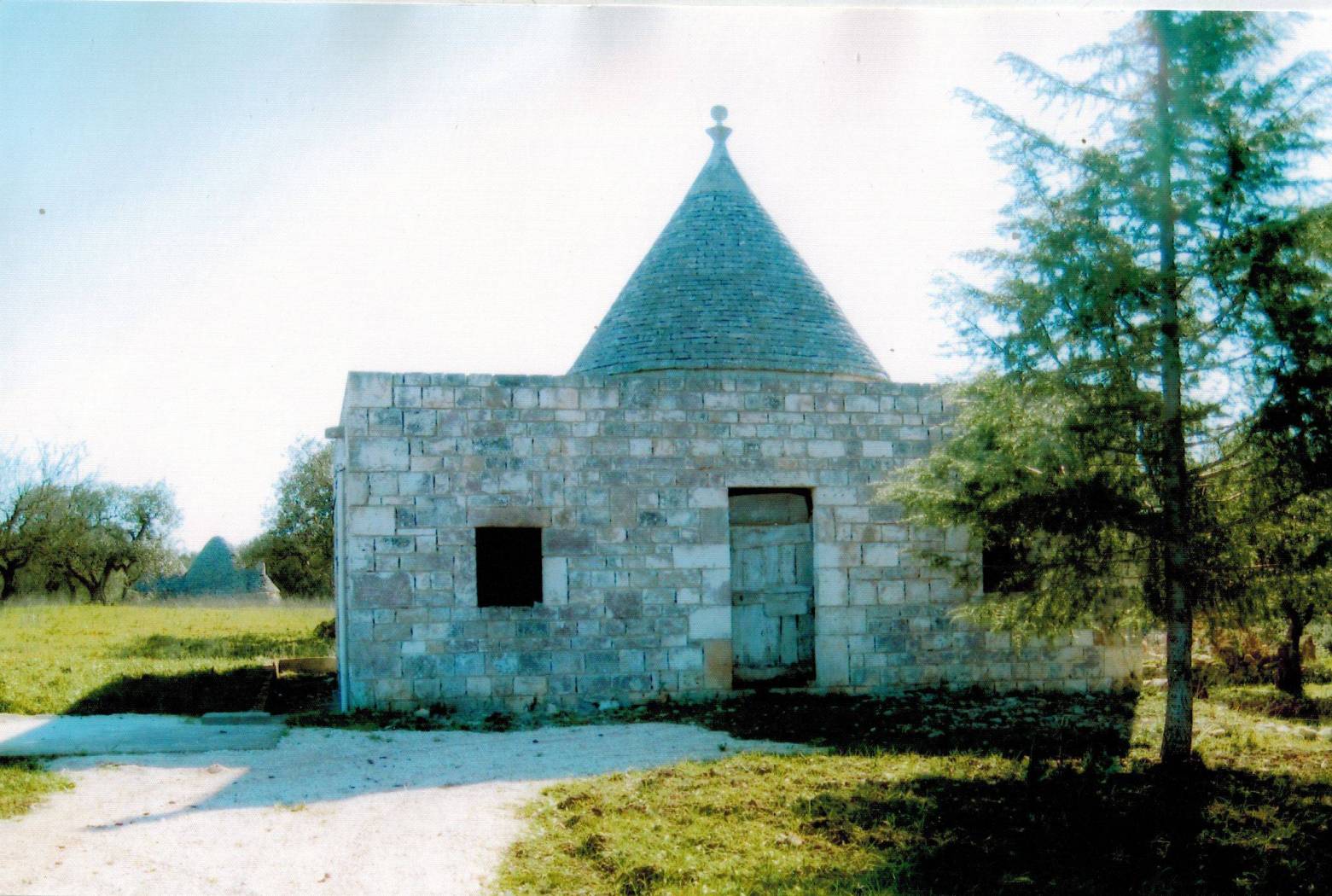 Trullo Contrada Bugello Soluco, Campanile, Fumarola, Cavalleriza, Ostuni