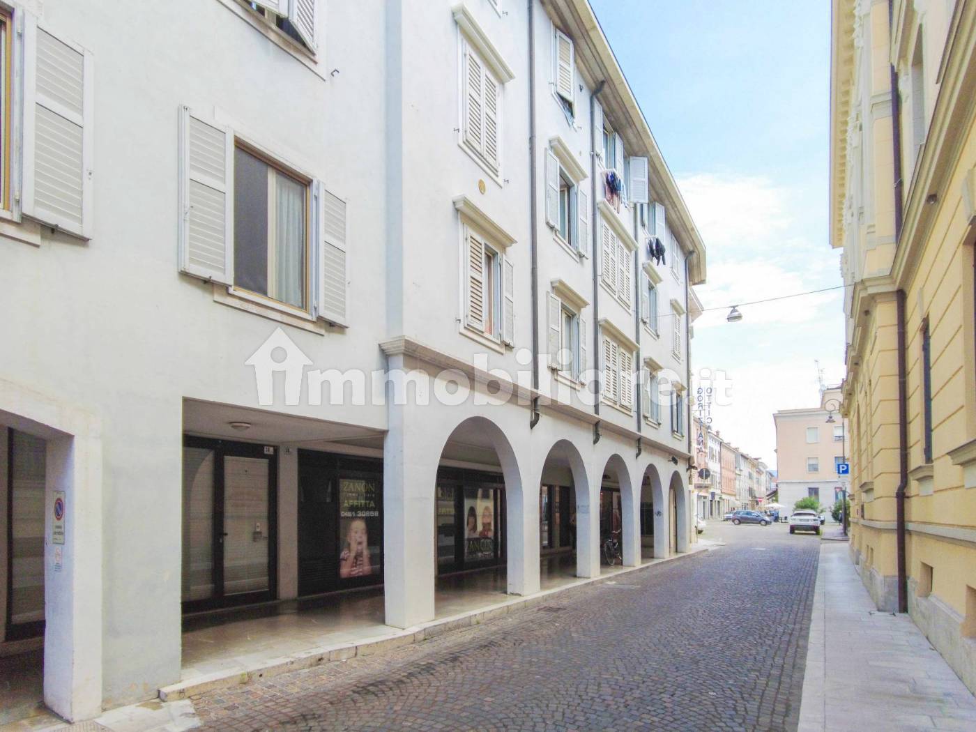 Locale commerciale in Vendita