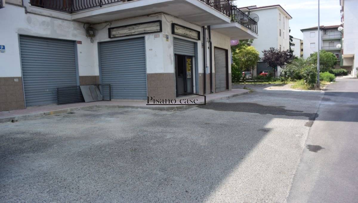 Locale commerciale in Vendita