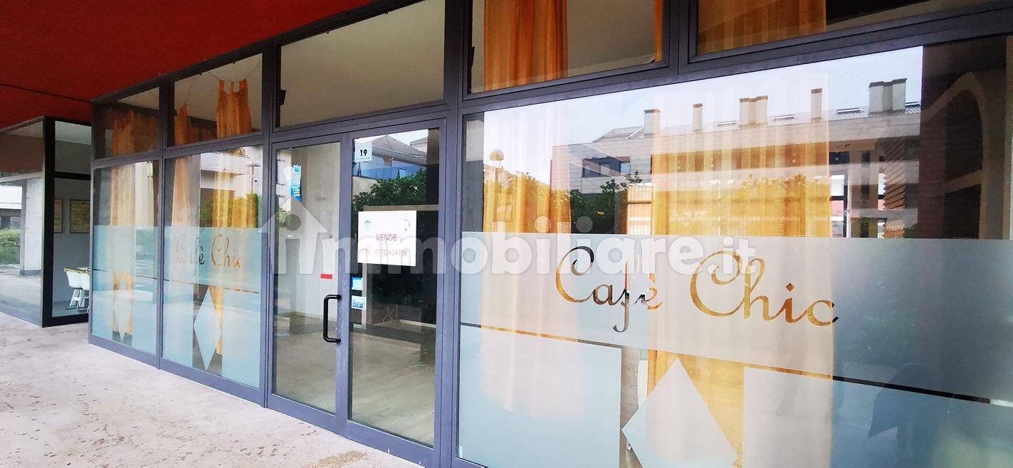 Locale commerciale in Vendita