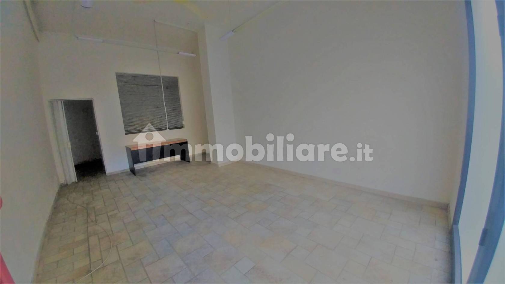 Locale commerciale in Vendita