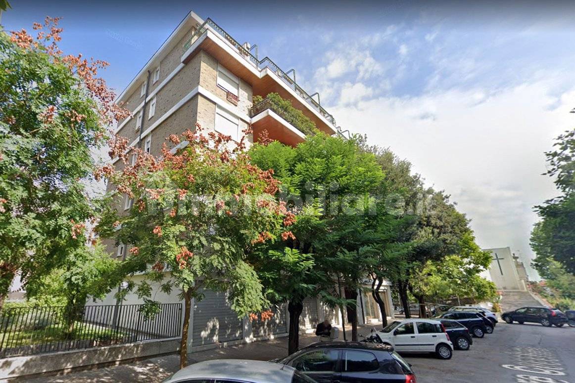 Locale commerciale in Vendita