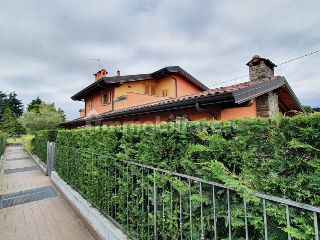 Sale Two-family villa in via Verdellino Osio Sotto. Good condition ...