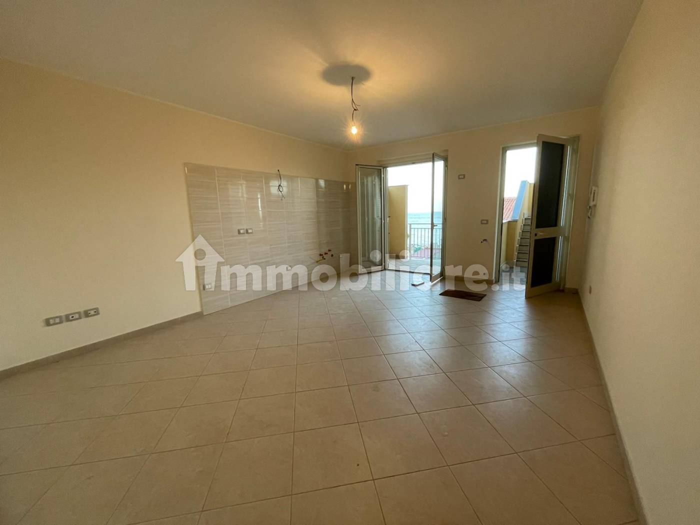 Trilocale via Ferrer, Centro, Roccalumera