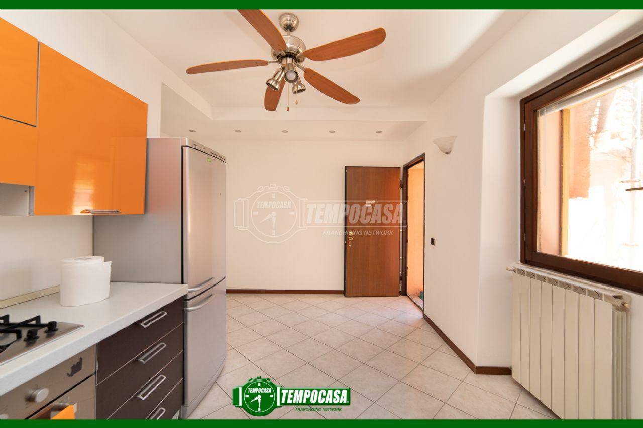 Bilocale via Conte Rasini 5, Cavenago di Brianza