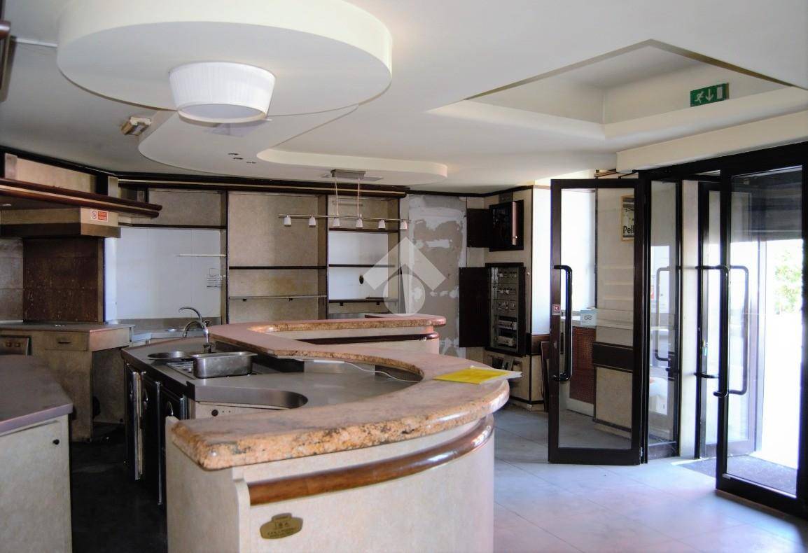 Locale commerciale in Vendita