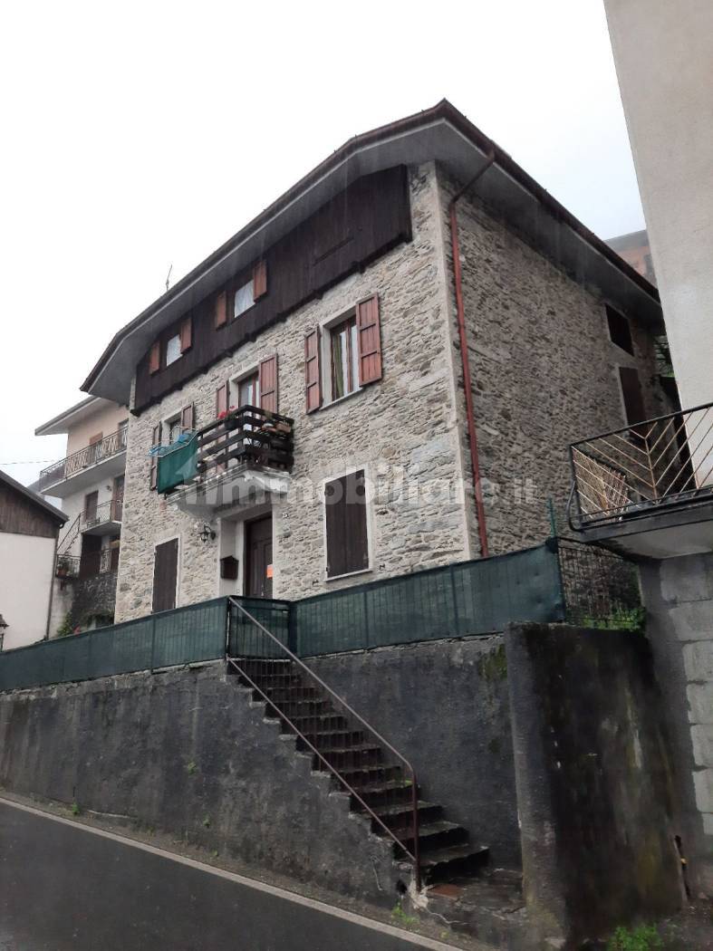 Trilocale via Valeriana, Rasura